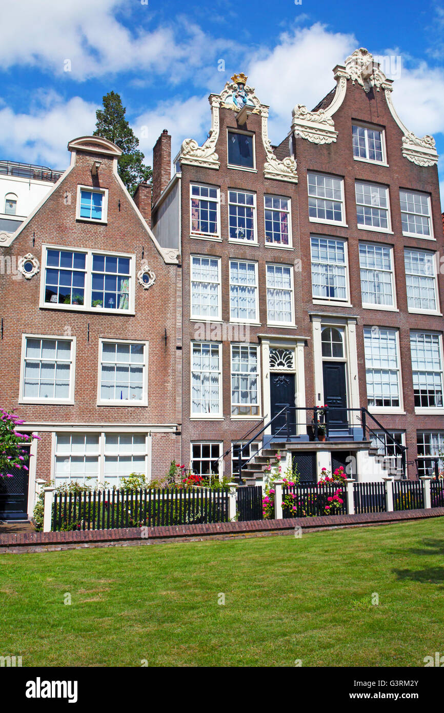 Unique example of traditional Dutch architecture (Begijnhof, Amsterdam ...