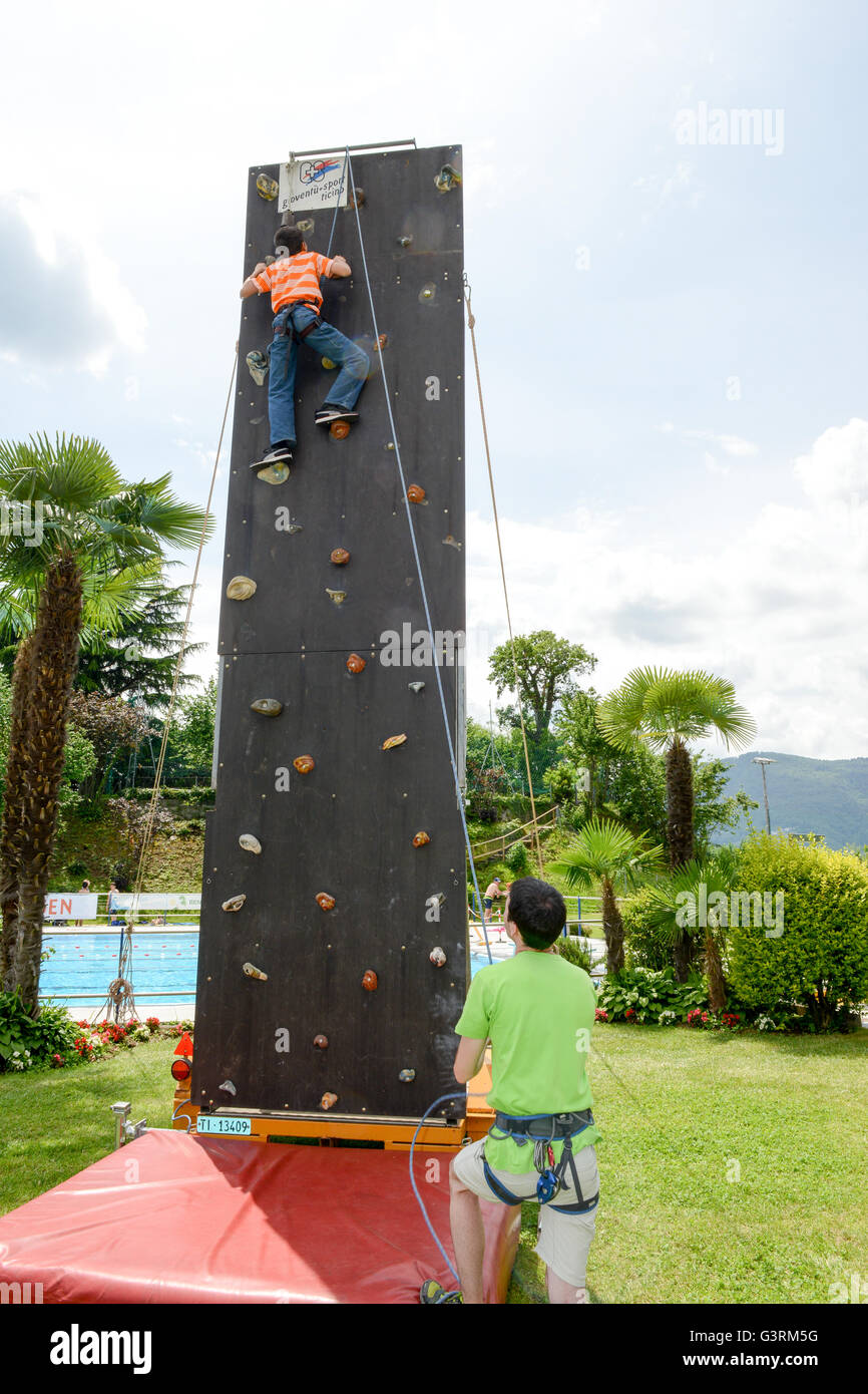 Boy climbing in a climbing crag hi-res stock photography and images - Alamy