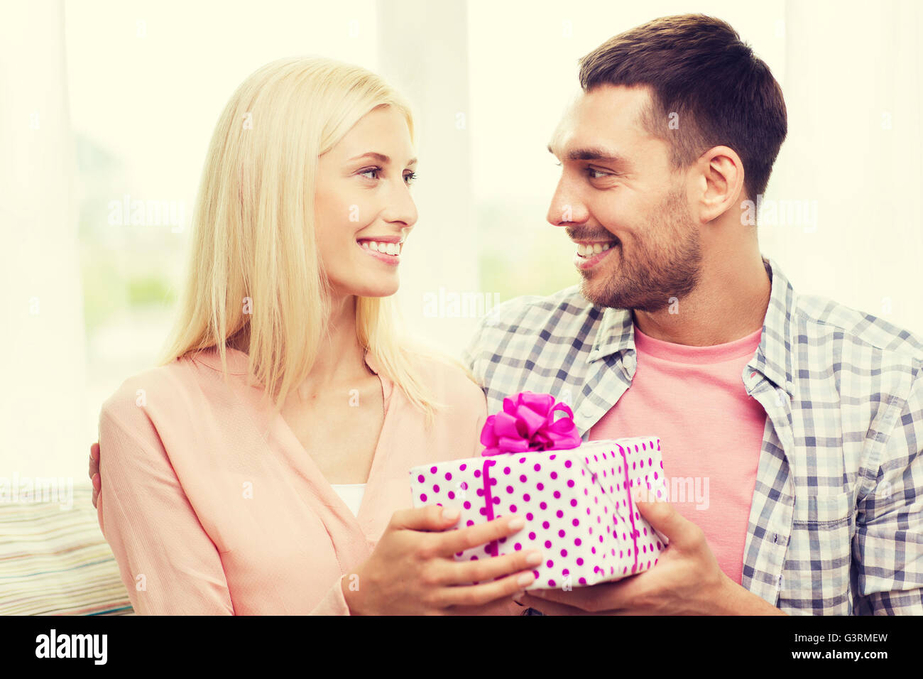 Man giving woman gift box hi-res stock photography and images - Alamy
