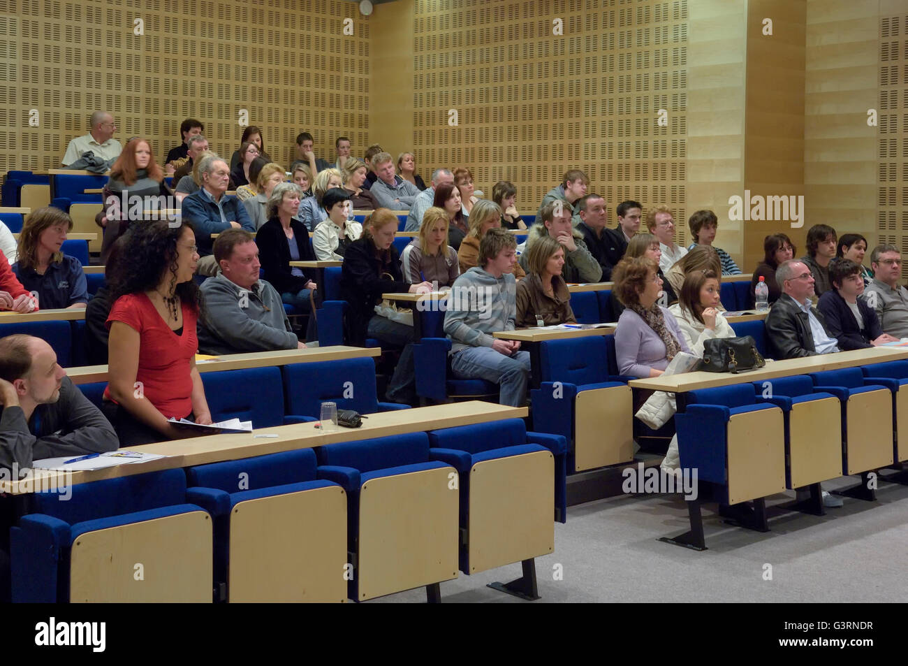 Uk university students lecture hi-res stock photography and images - Alamy