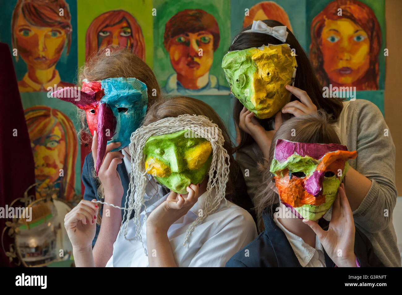 Schoolkids in face masks hi-res stock photography and images - Alamy