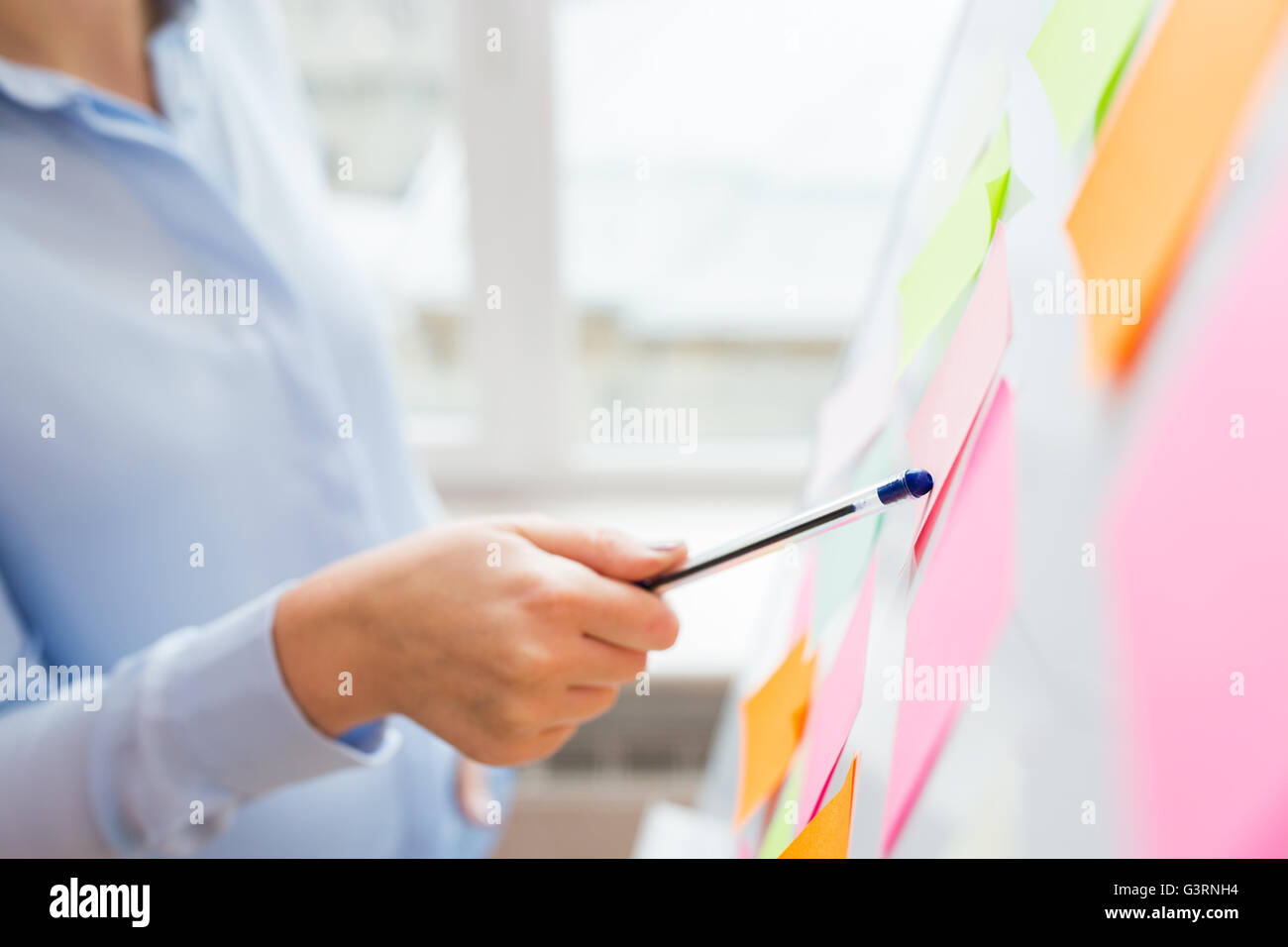 close up of hand pointing to sticker on flip chart Stock Photo - Alamy