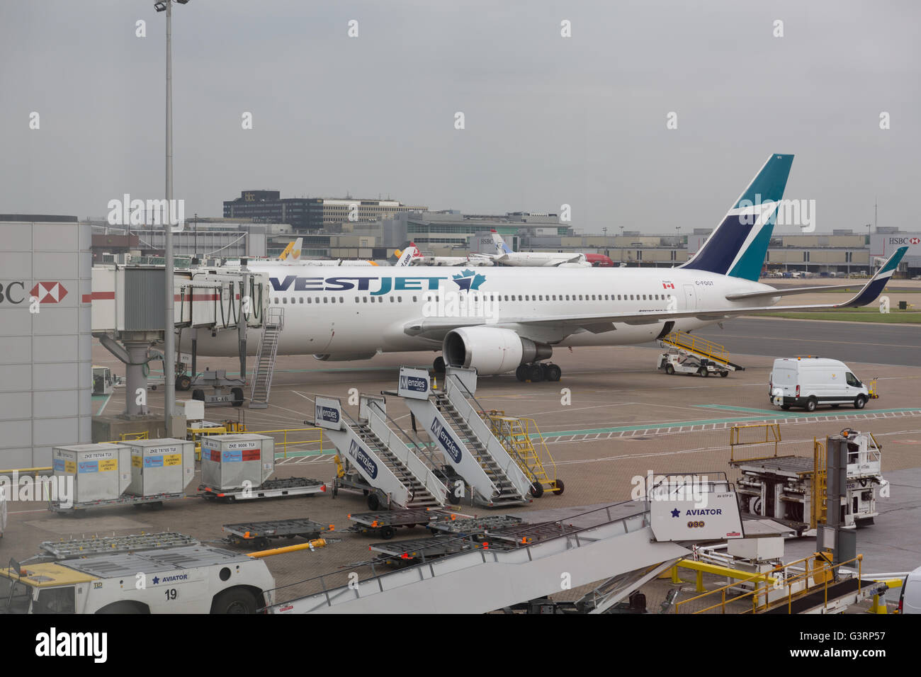 Bridge gatwick airport hi-res stock photography and images - Alamy