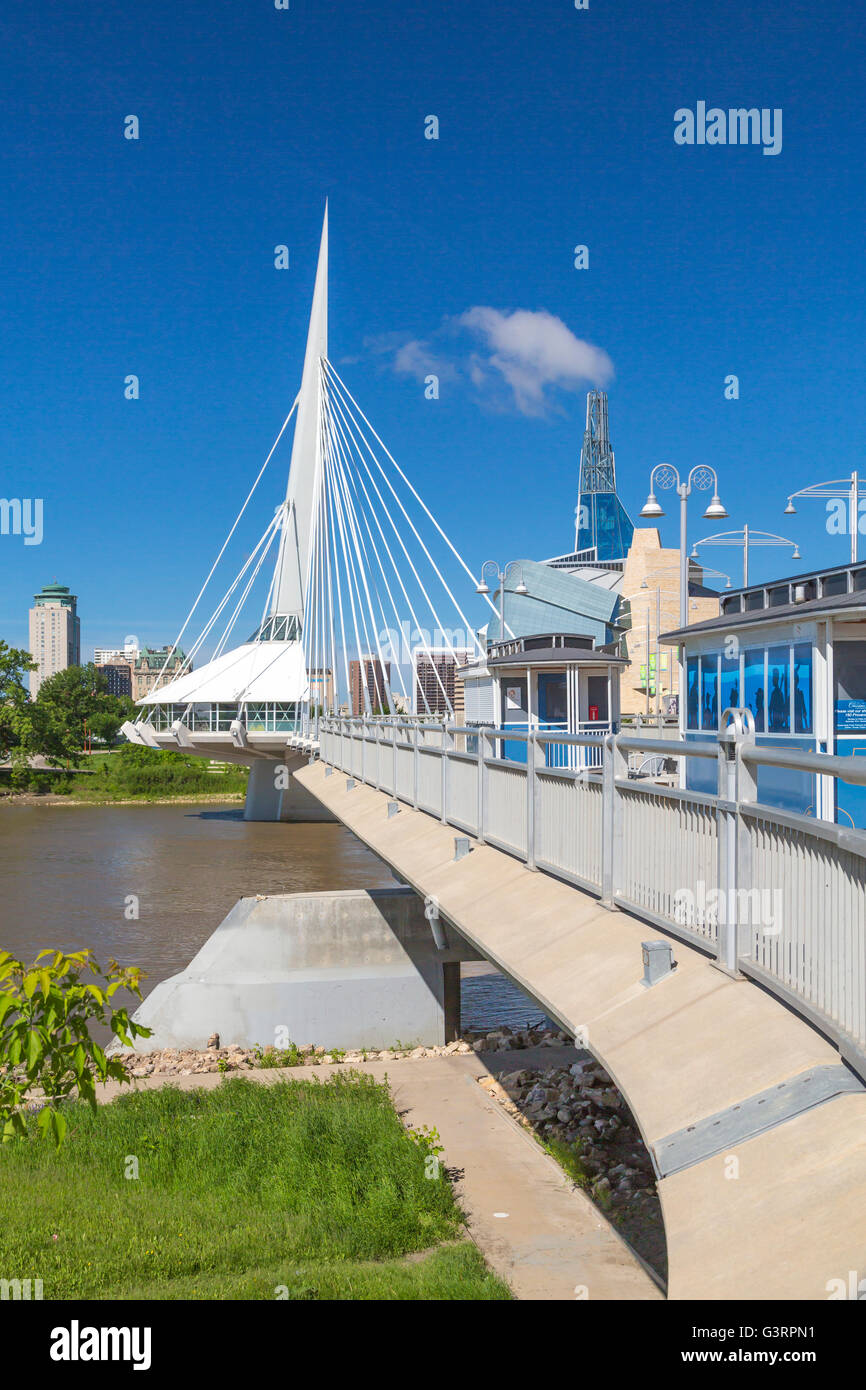 Esplanade bridge and winnipeg skyline hi-res stock photography and ...