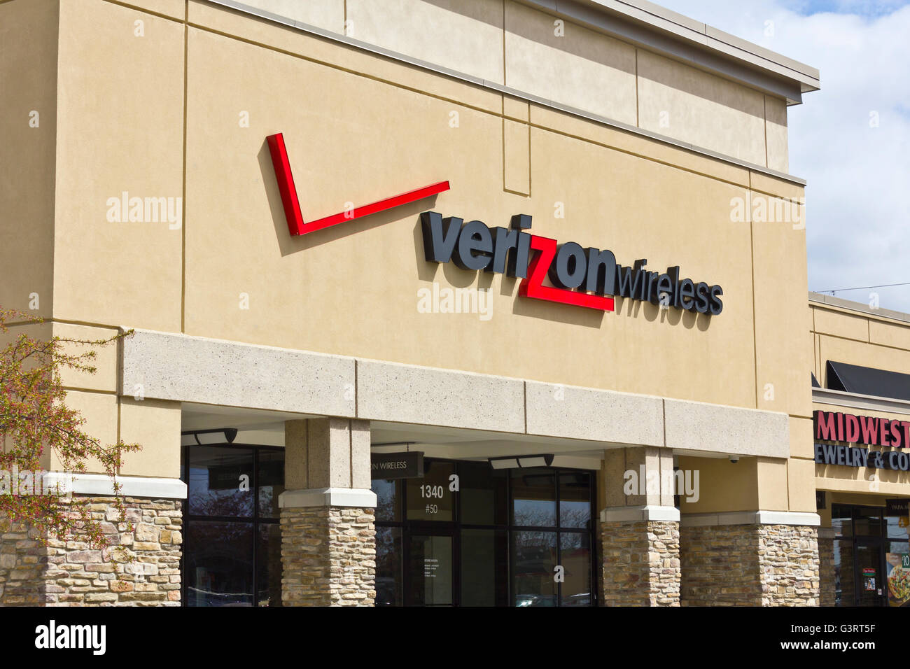 Verizon symbol hi-res stock photography and images - Alamy