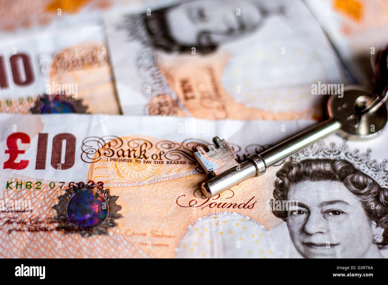 House keys and British pound bank notes depicting cost of moving, rent ...