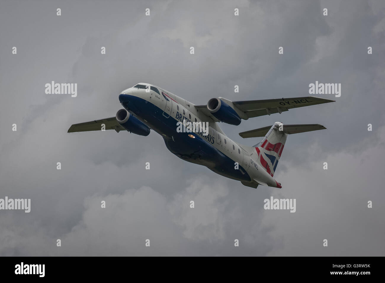 Jet plane in flight hi-res stock photography and images - Alamy