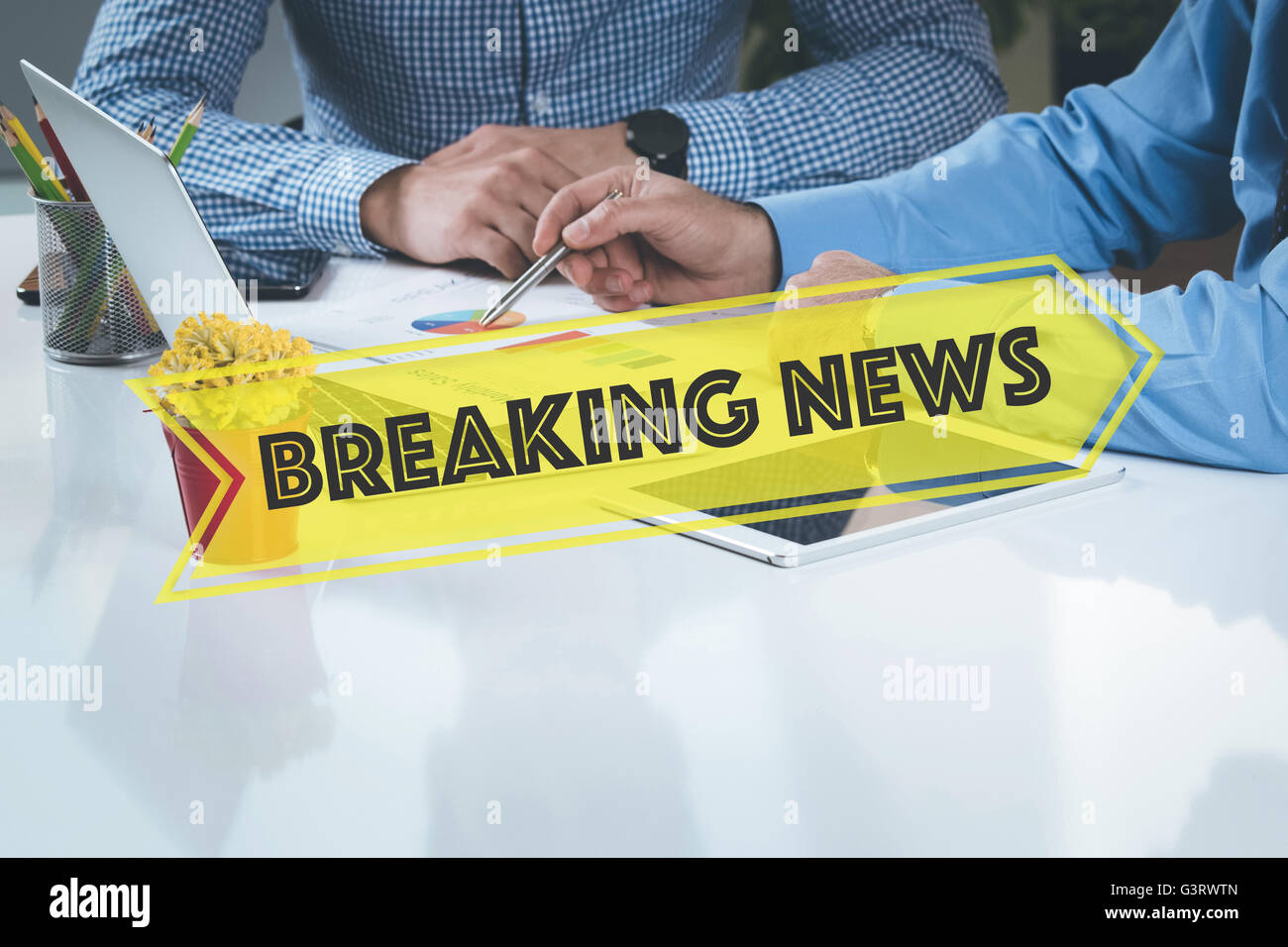 BUSINESS WORKING OFFICE Breaking News TEAMWORK BRAINSTORMING CONCEPT ...