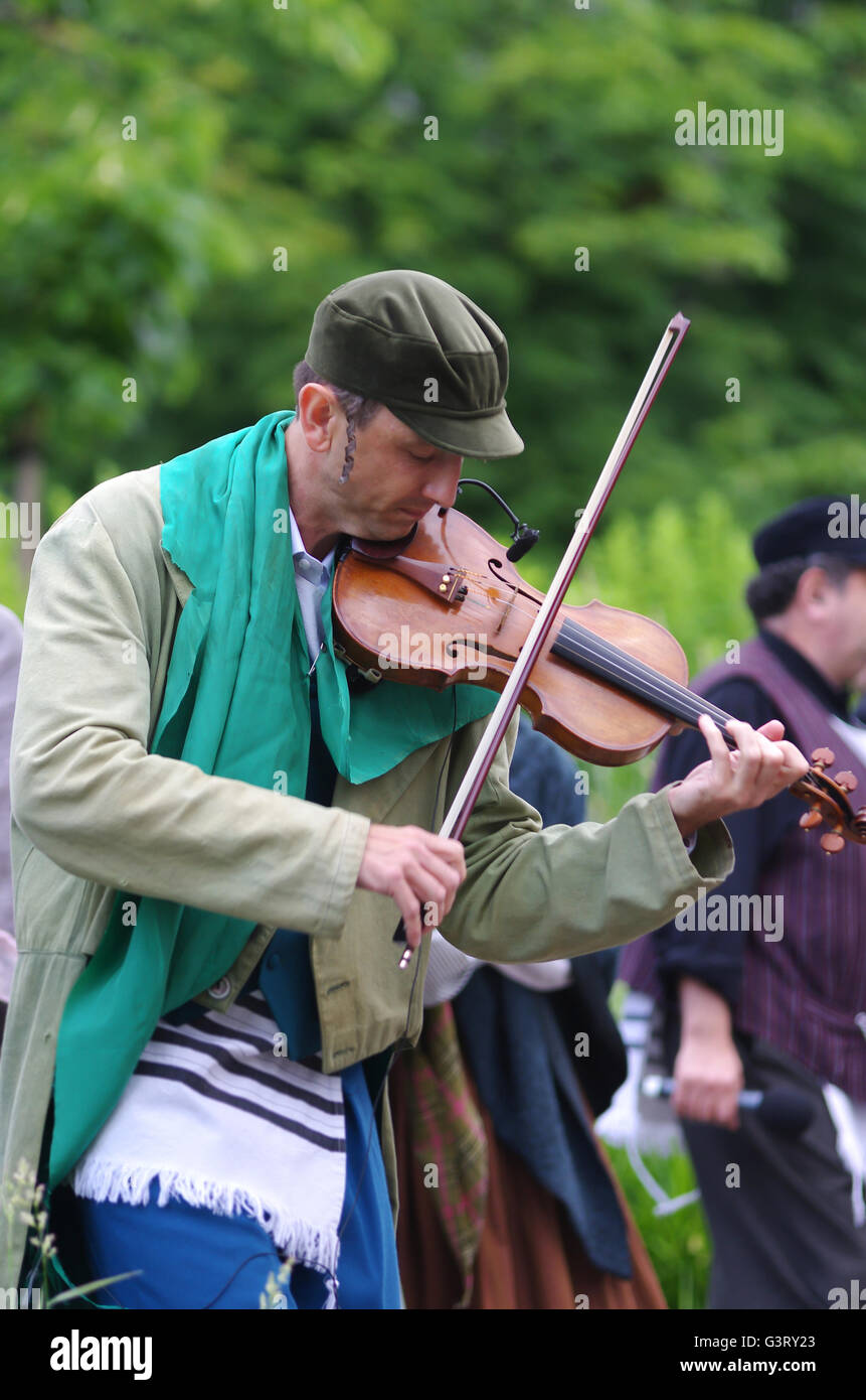 Fiddler character hi-res stock photography and images - Alamy