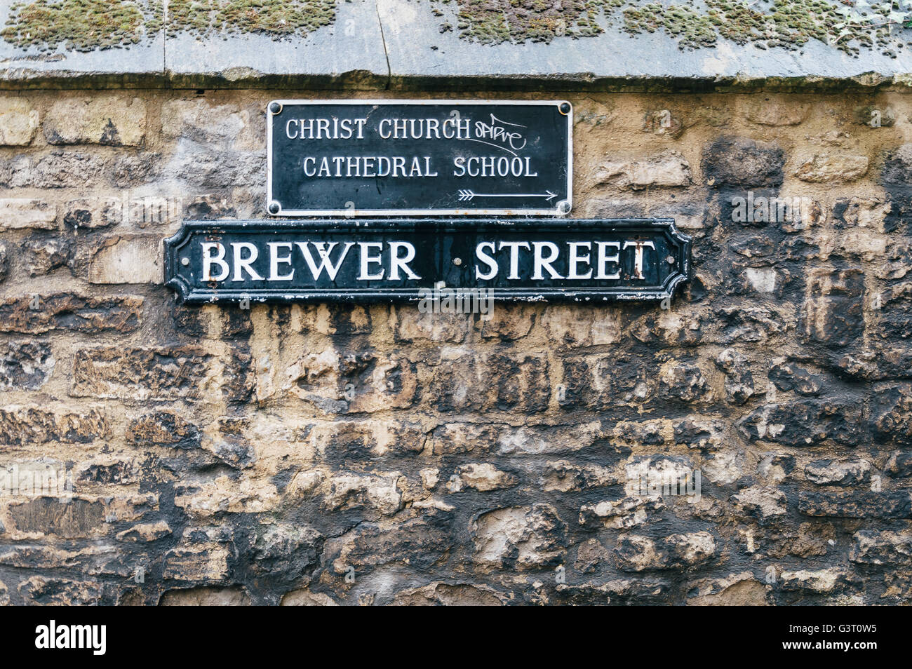 Old english town sign hi-res stock photography and images - Alamy