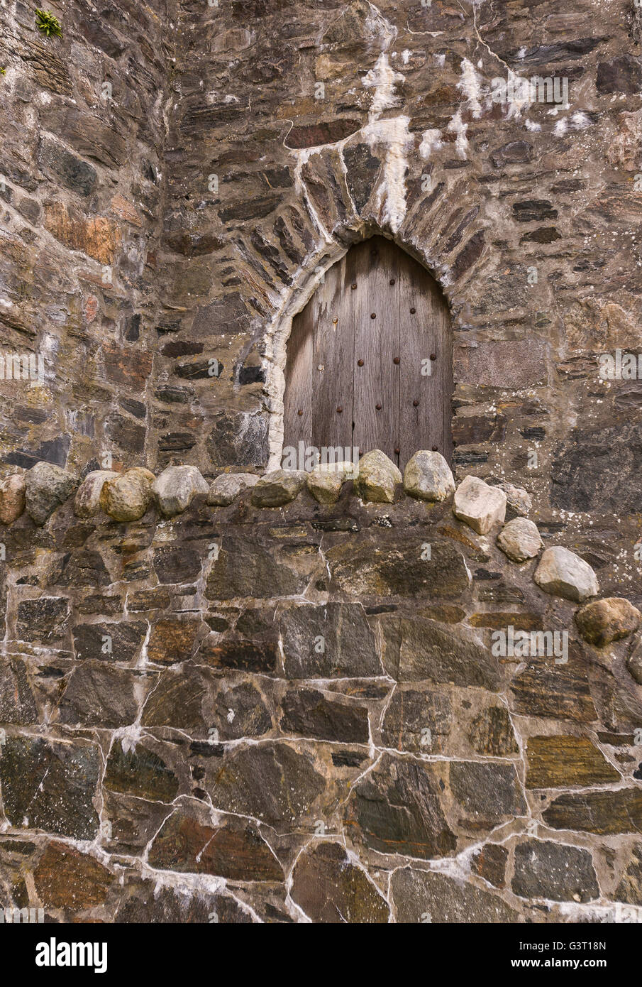DORNIE, SCOTLAND - Stone walls and door at Eilean Donan Castle Stock ...