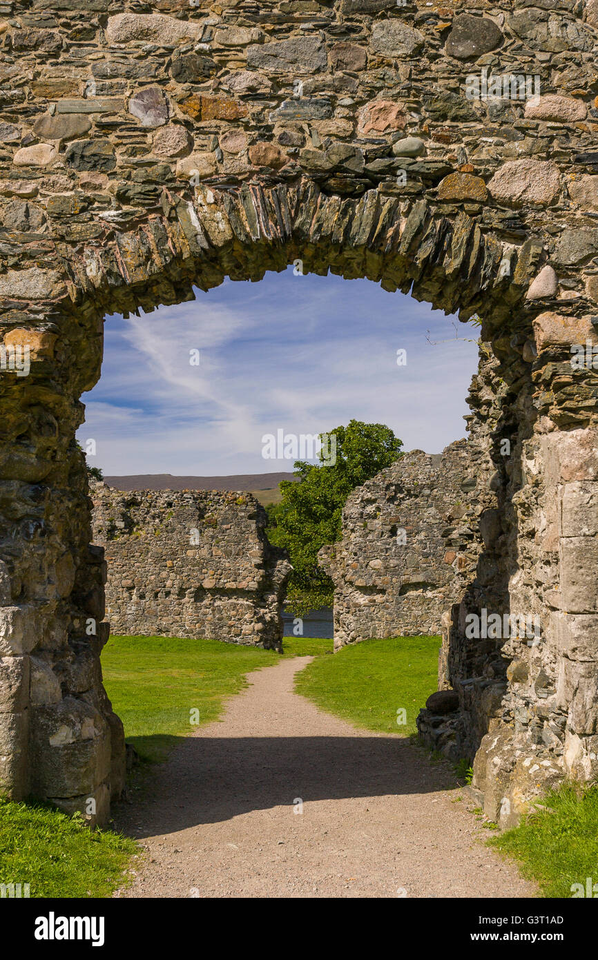 FORT WILLIAM, SCOTLAND - Inverlochy Castle ruins Stock Photo - Alamy