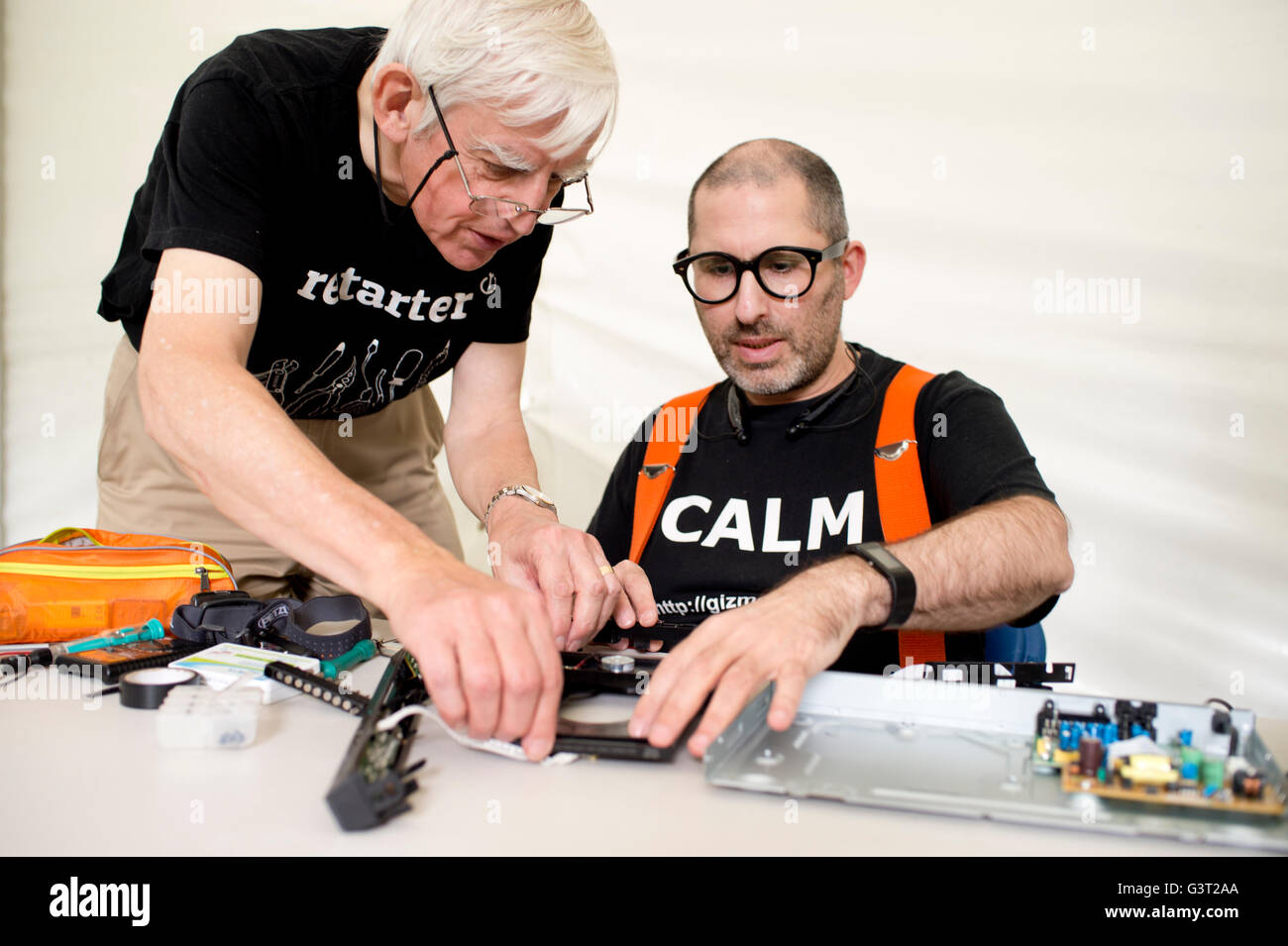 Broken dvd player hi-res stock photography and images - Alamy