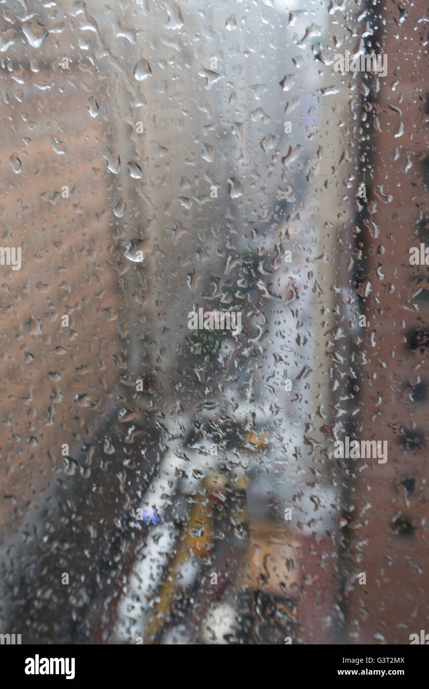 Raindrops on window hi-res stock photography and images - Alamy