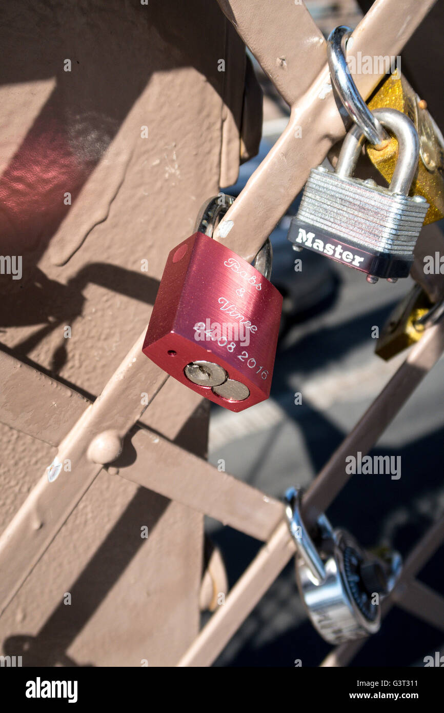 Love lock bridge brooklyn hi-res stock photography and images - Alamy