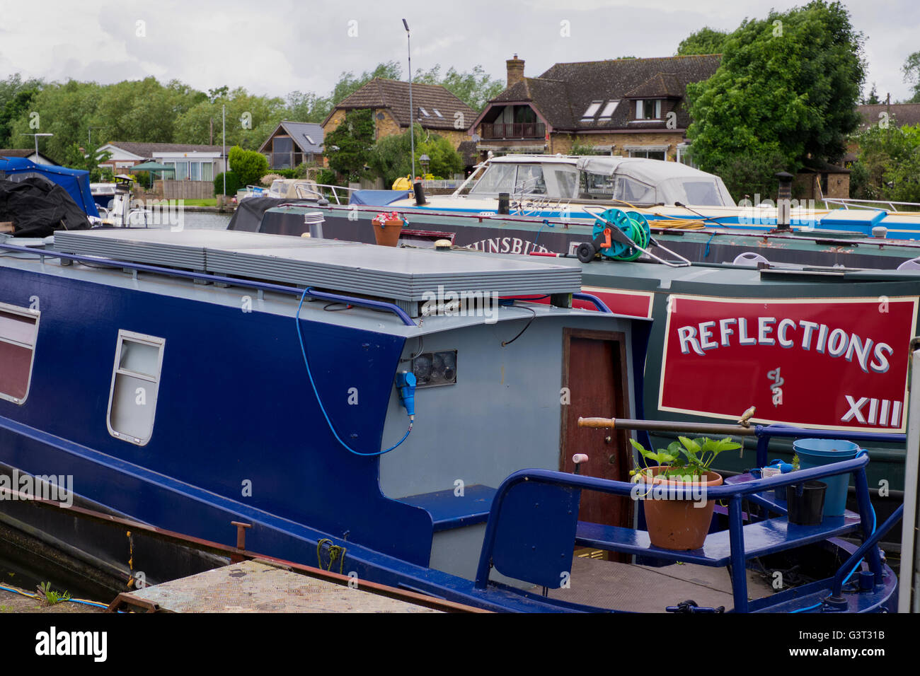 Old narrowboats hi-res stock photography and images - Alamy