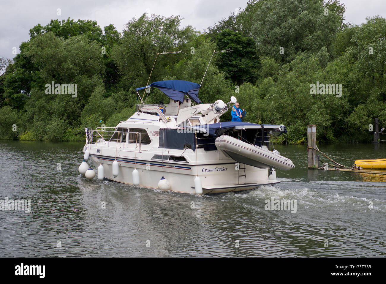 Barge boating cruising surrey uk hi-res stock photography and images ...