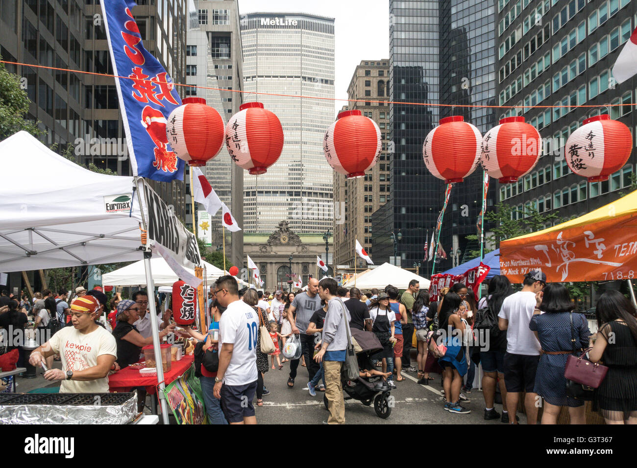 Midtown Manhattan blocks are closed to vehicles as restaurants, vendors ...