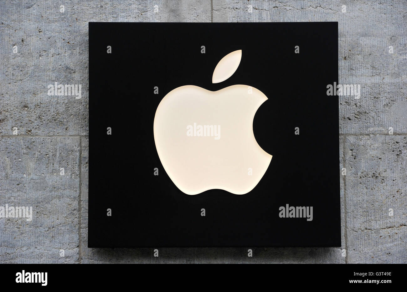 The 'apple' logo can be seen in front of an 'apple' store in Berlin ...