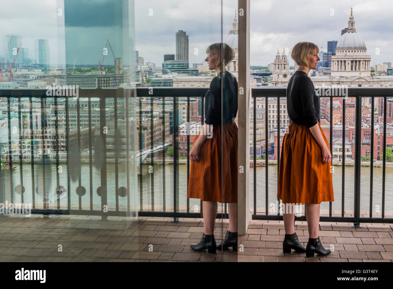 Tate modern viewing level view hi-res stock photography and images - Alamy