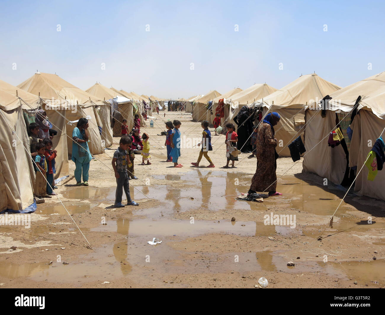 Internally displaced people outside hi-res stock photography and images ...