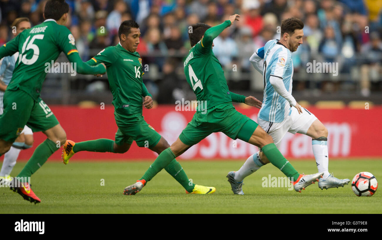 Seattle, USA. 14th June, 2016. Lionel Messi (R) of Argentina vies for ...