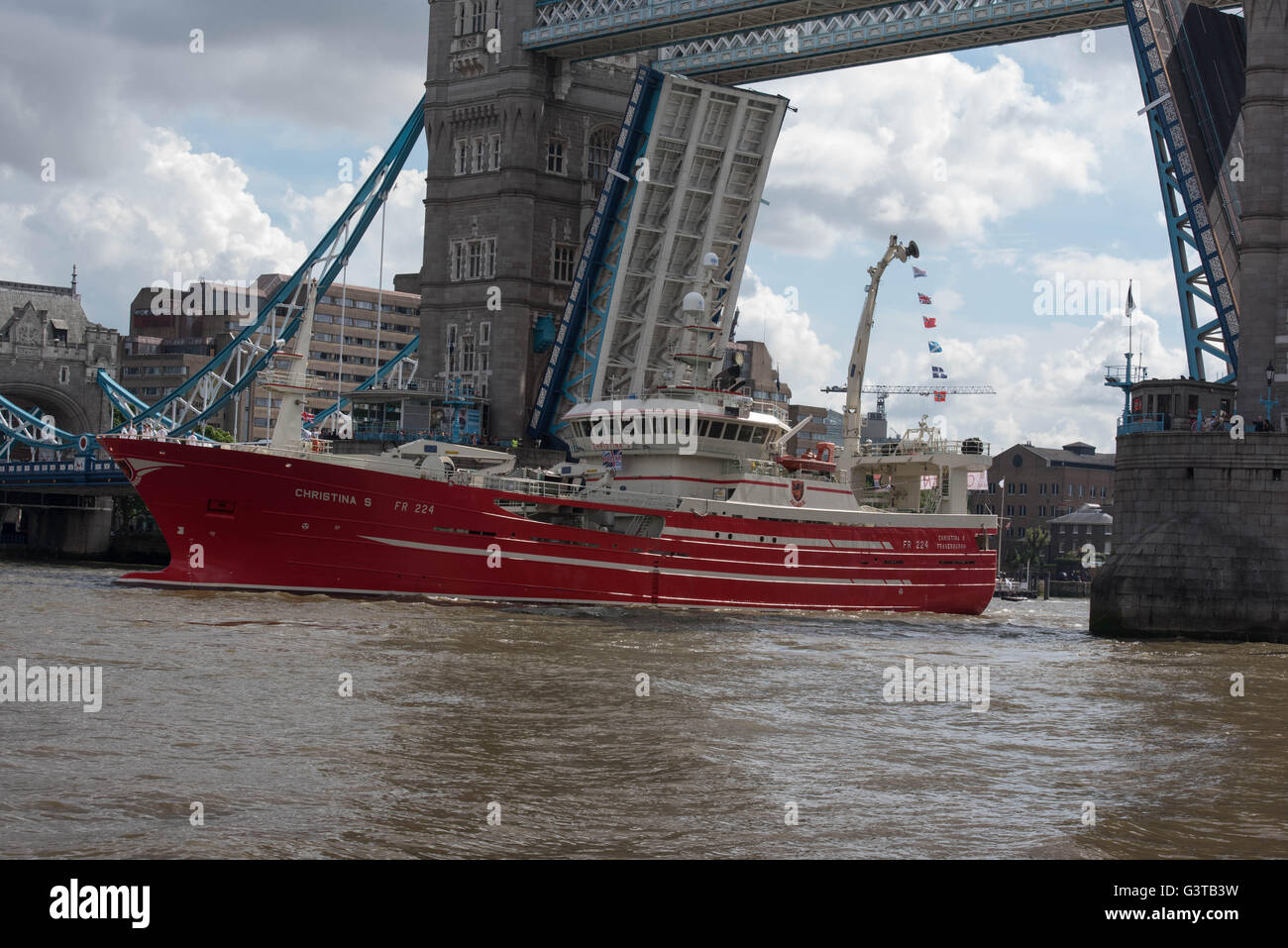 London, UK. 15th June, 2016. Leave protest boat sails under Tower ...
