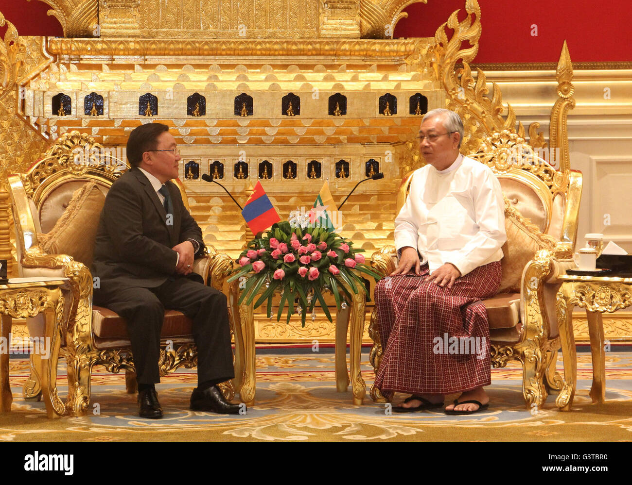 Nay Pyi Taw. 15th June, 2016. Myanmar's President U Htin Kyaw (R) meets ...