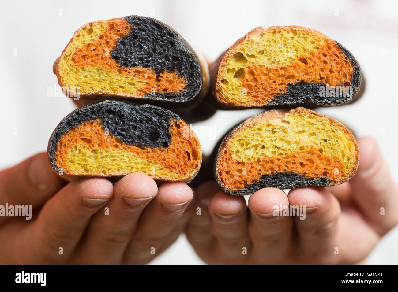 Simon baker 2016 hi-res stock photography and images - Alamy