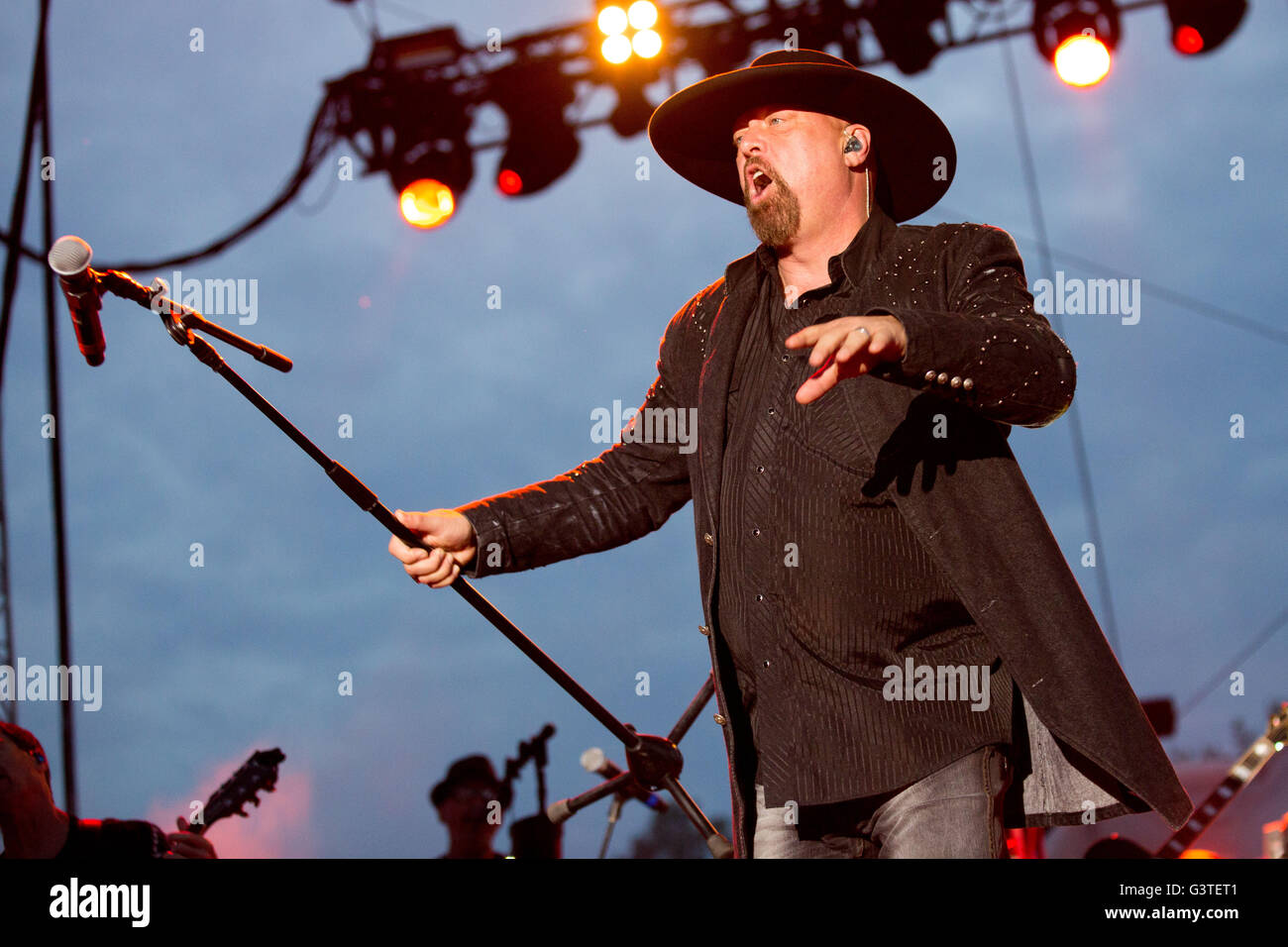 Oshkosh, Wisconsin, USA. 14th June, 2016. Singer EDDIE MONTGOMERY of ...