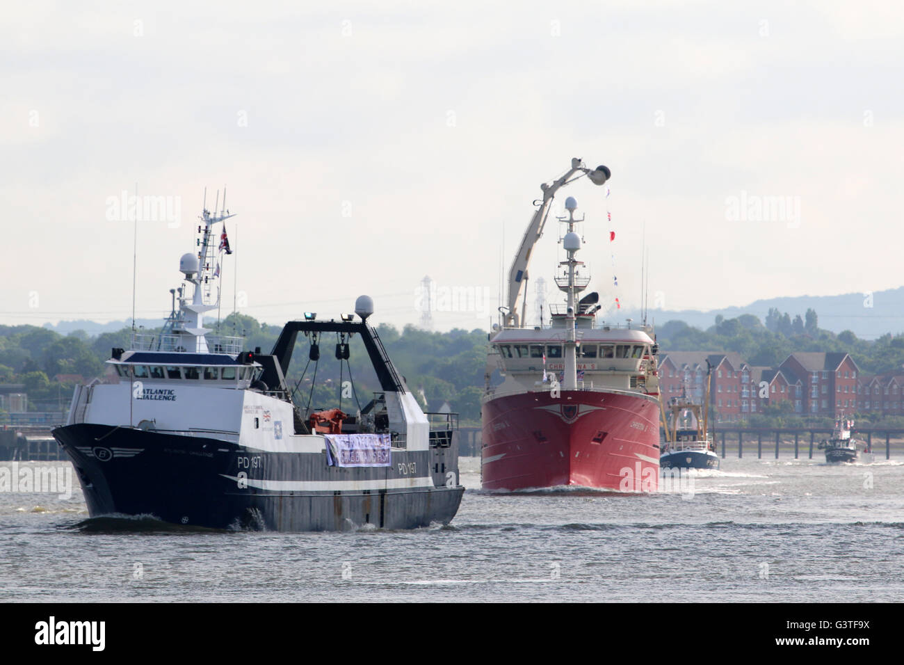 Greenhithe, United Kingdom. 15th June, 2016. Campaigners in favour of ...