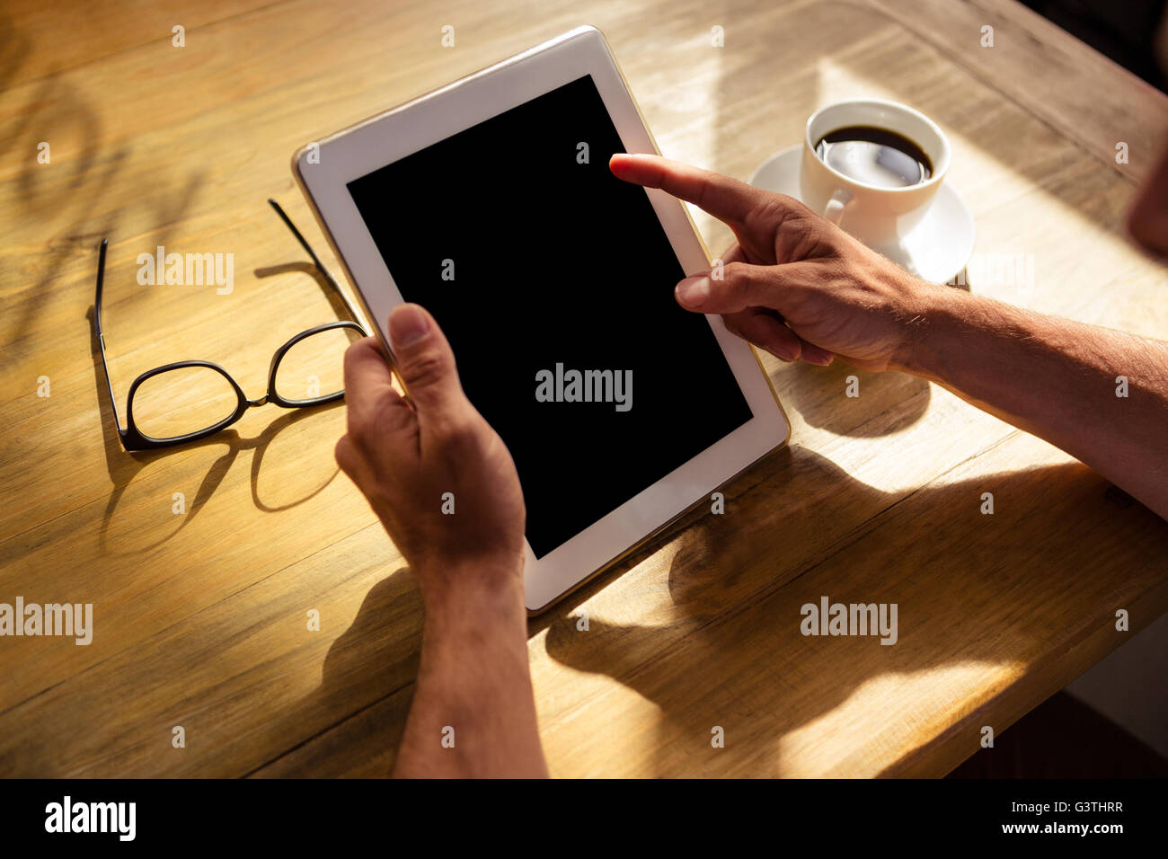 Hands holding tablet computer hi-res stock photography and images - Alamy