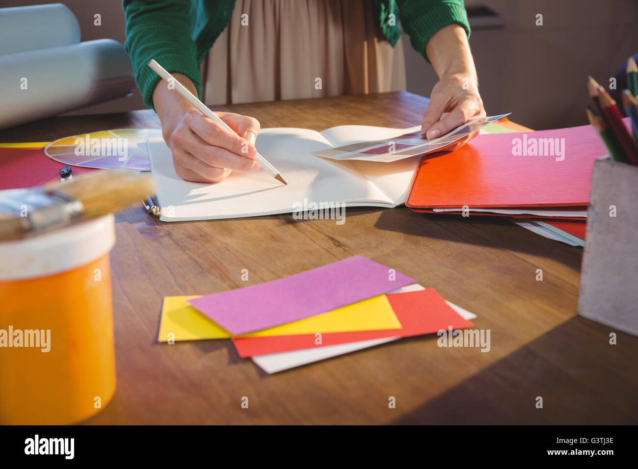 Hand taking notes hi-res stock photography and images - Alamy