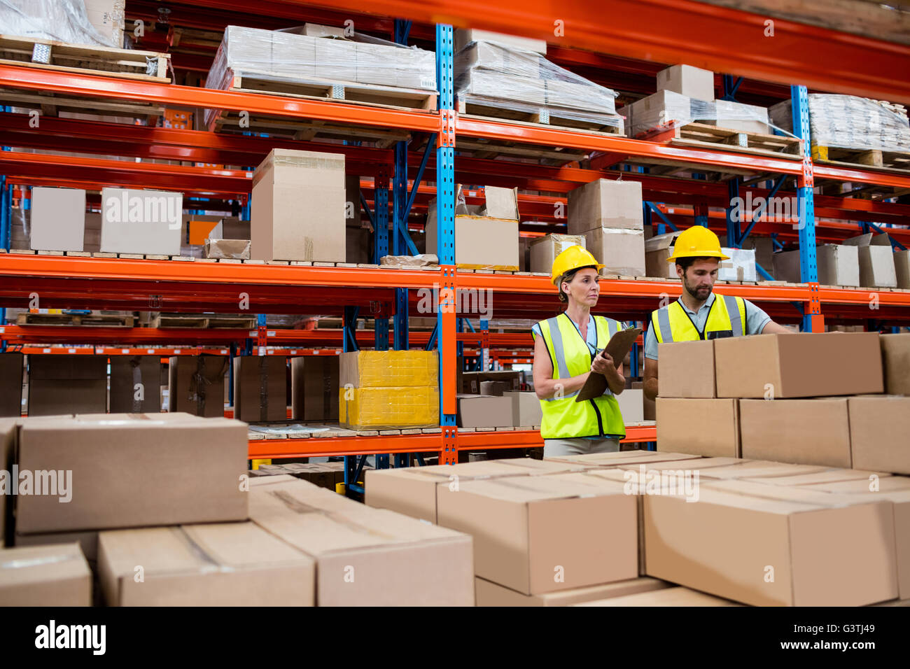 Young female warehouse workers hi-res stock photography and images - Alamy