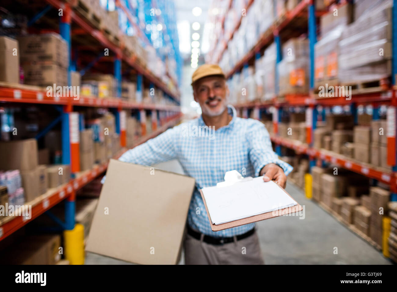 Worker with box hi-res stock photography and images - Alamy