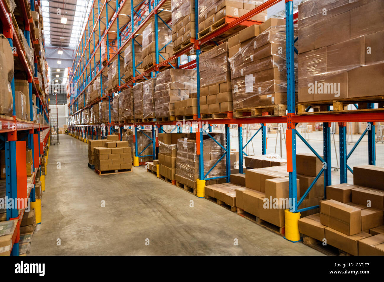Aisle industrial warehouse storage shelving hi-res stock photography ...