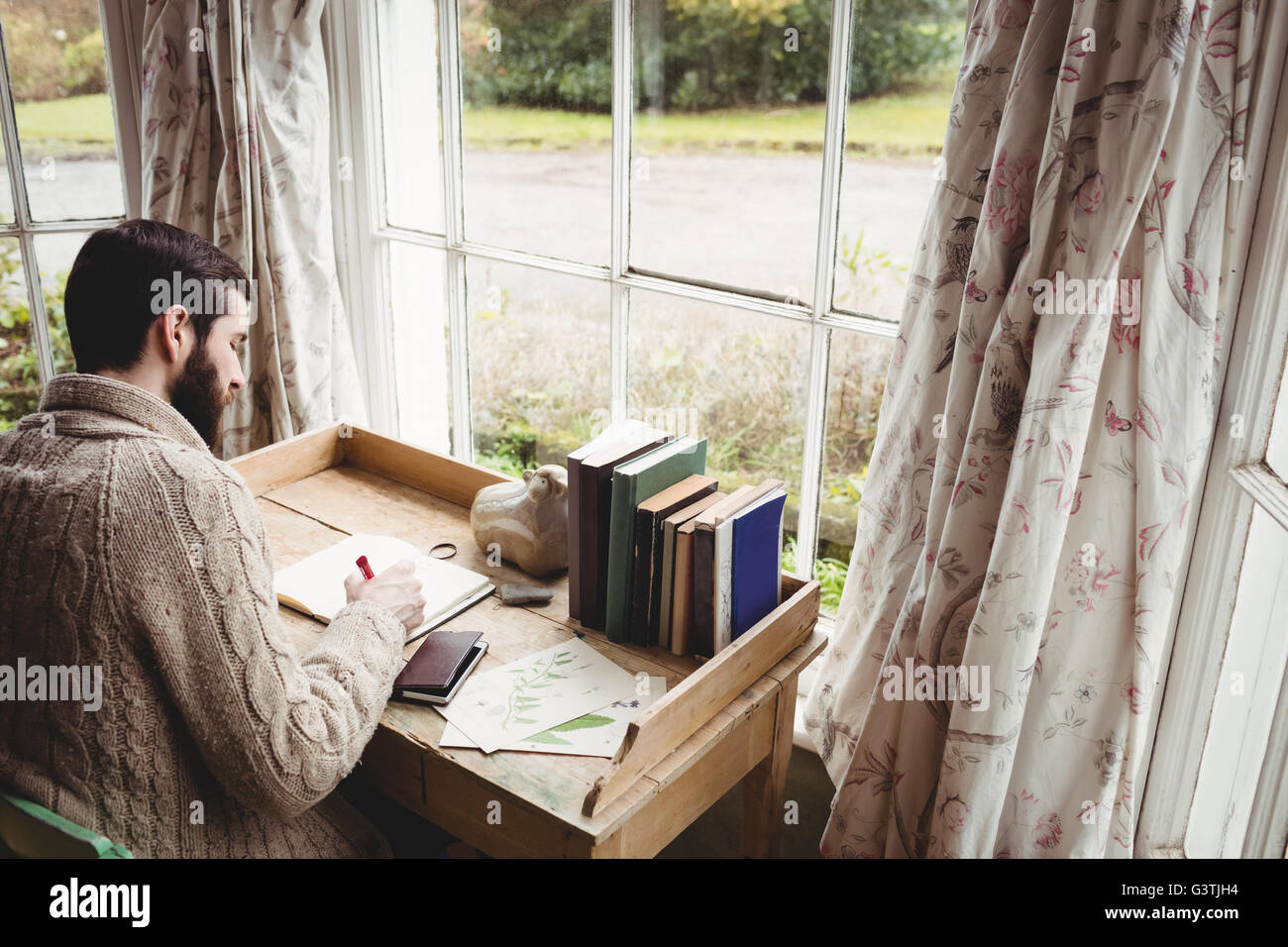 Desk sitting profile hi-res stock photography and images - Alamy
