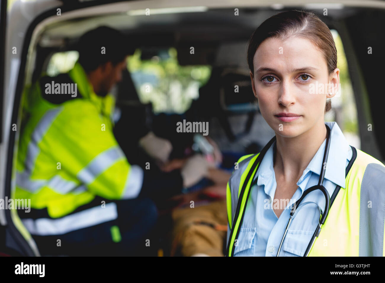 Portrait of ambulance woman Stock Photo - Alamy
