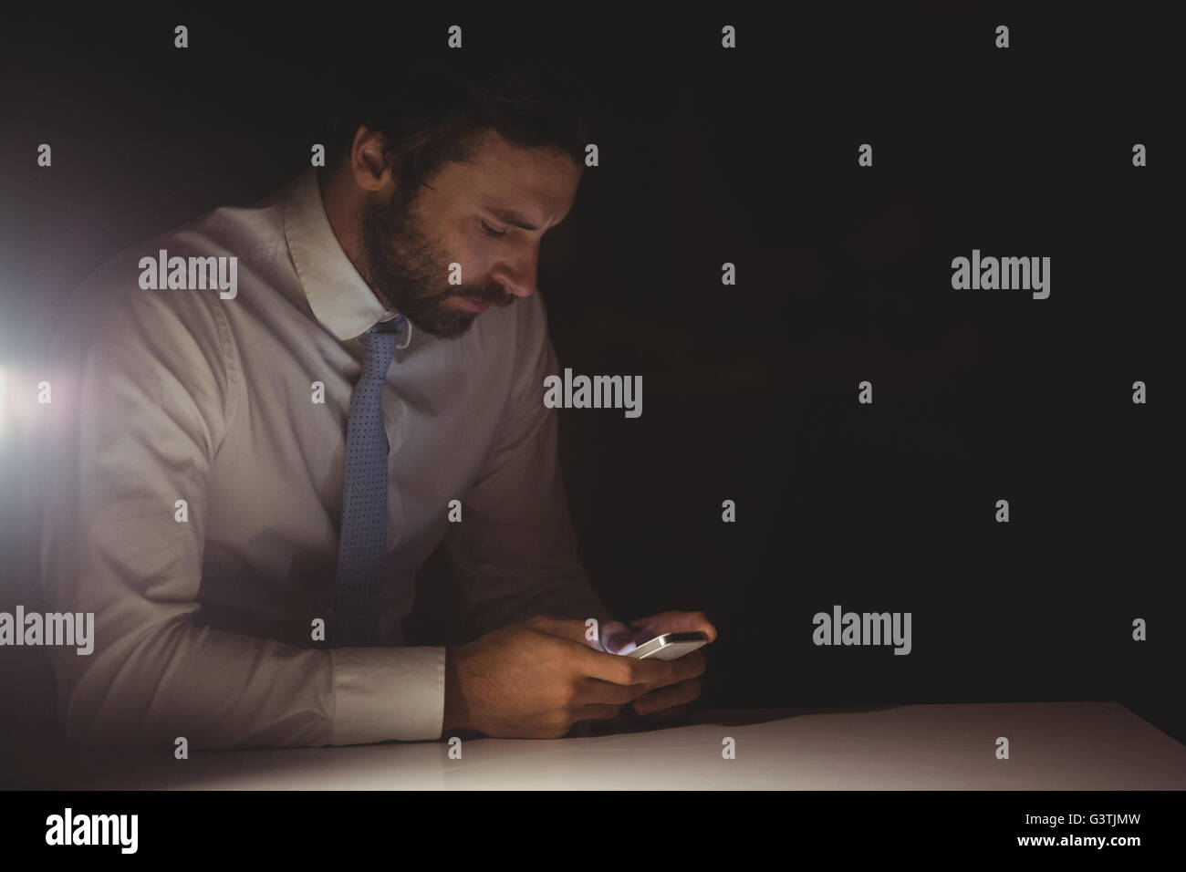 Smartphone at night hi-res stock photography and images - Alamy