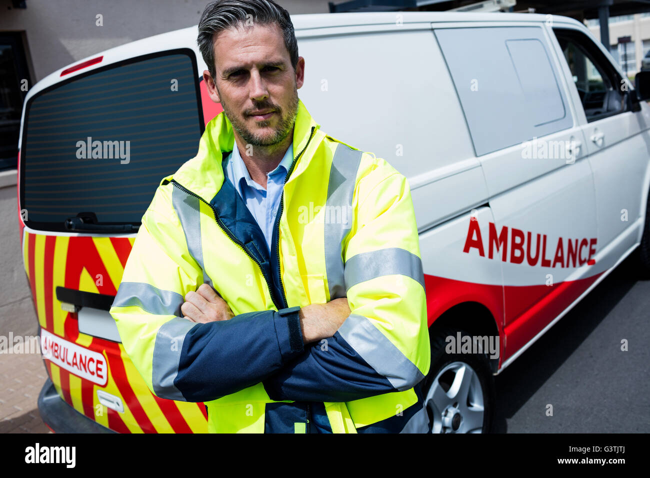 Portrait ambulanceman with ambulance Stock Photo - Alamy