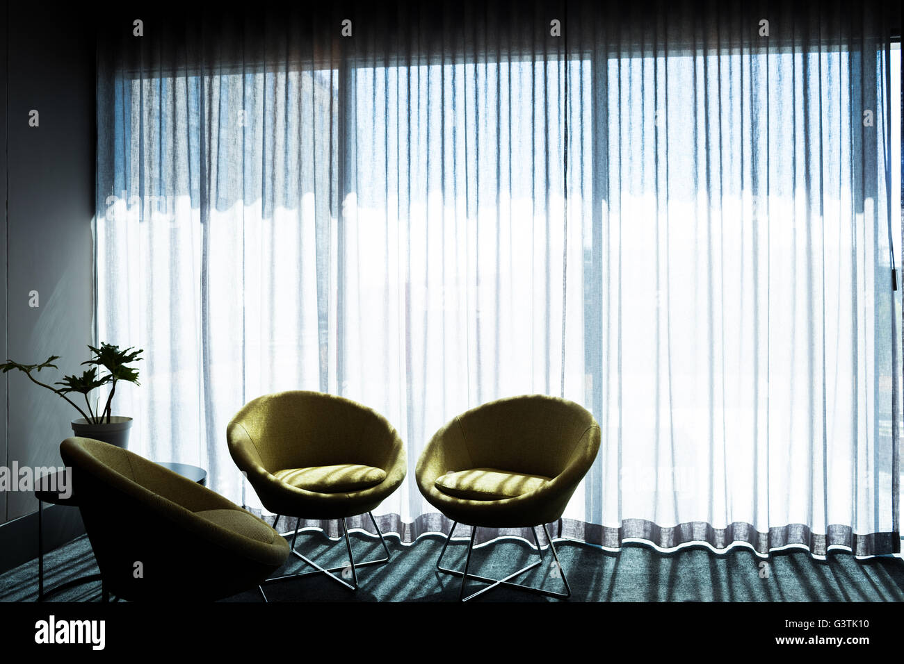 Chairs facing hi-res stock photography and images - Alamy