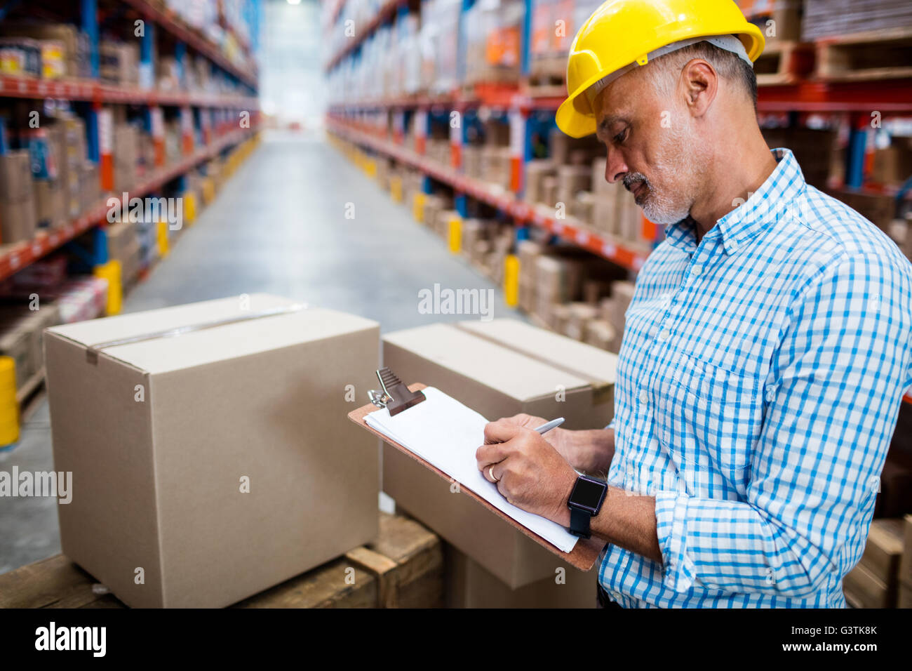 Worker writing hi-res stock photography and images - Alamy