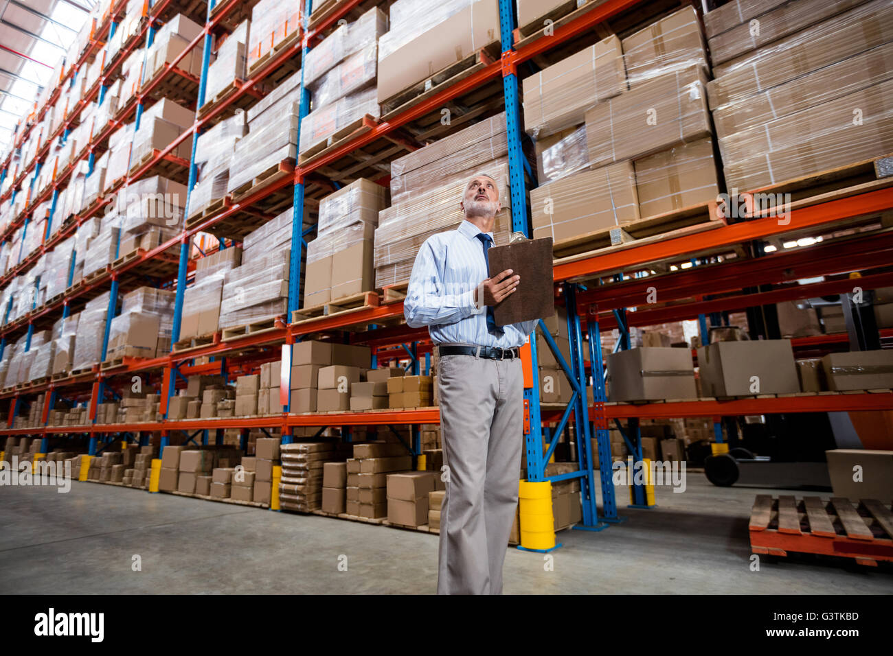 Warehouse manager looking clipboard hi-res stock photography and images ...