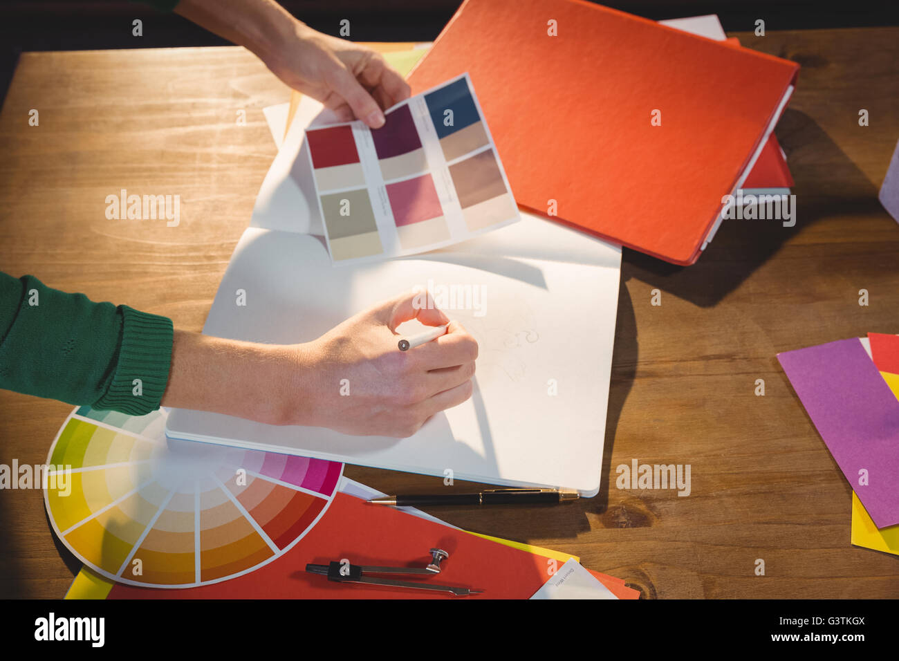 Hand taking notes hi-res stock photography and images - Alamy