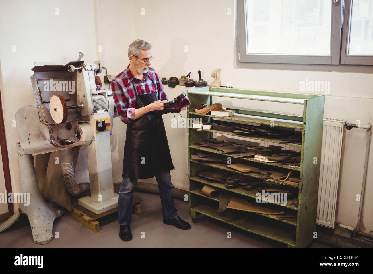 Cobbler shoe hammer hi-res stock photography and images - Alamy