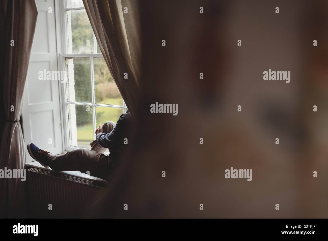 Man thinking about life hi-res stock photography and images - Alamy