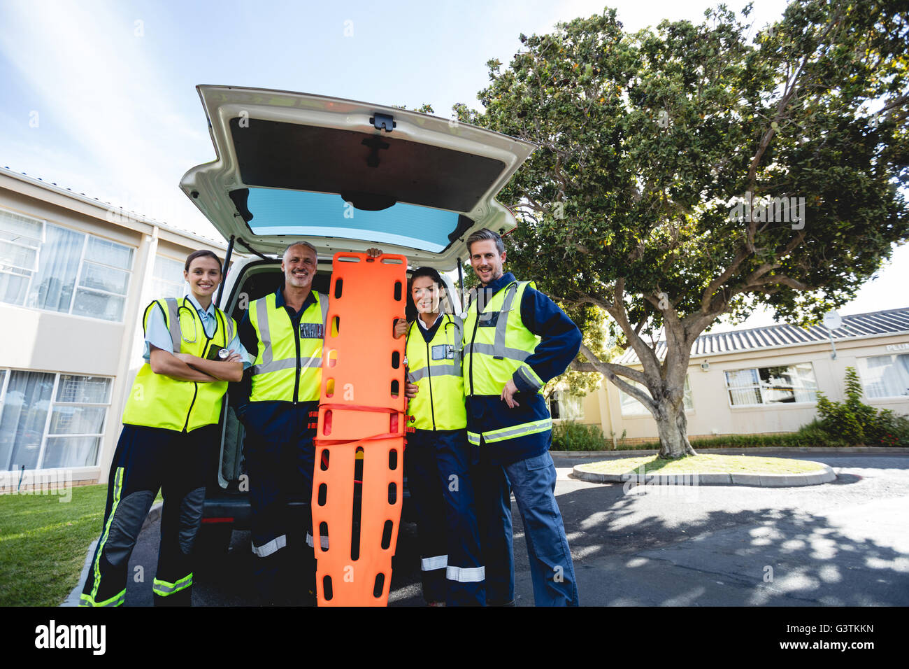 Ambulancemen hi-res stock photography and images - Alamy