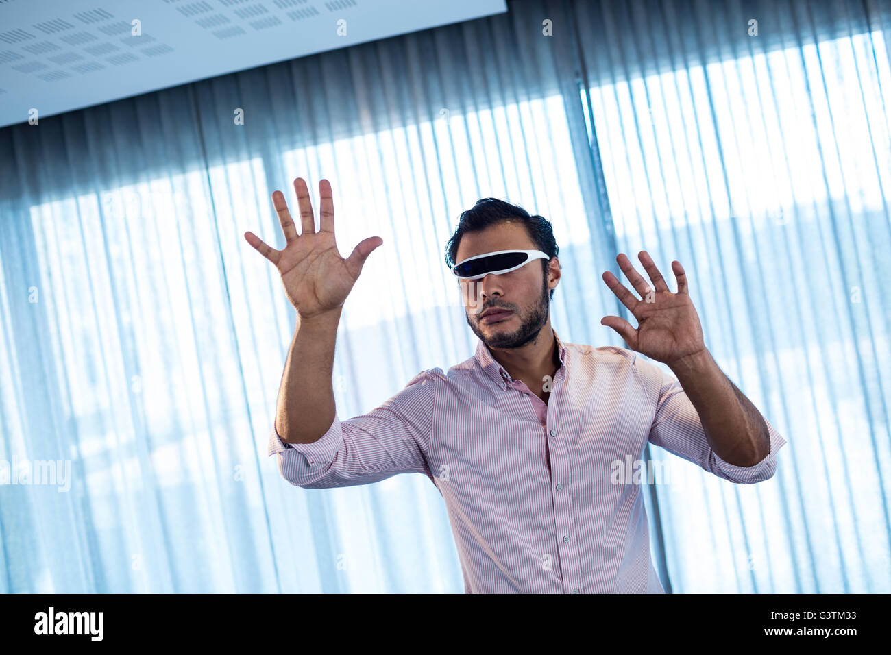 Businessman using an oculus Stock Photo - Alamy