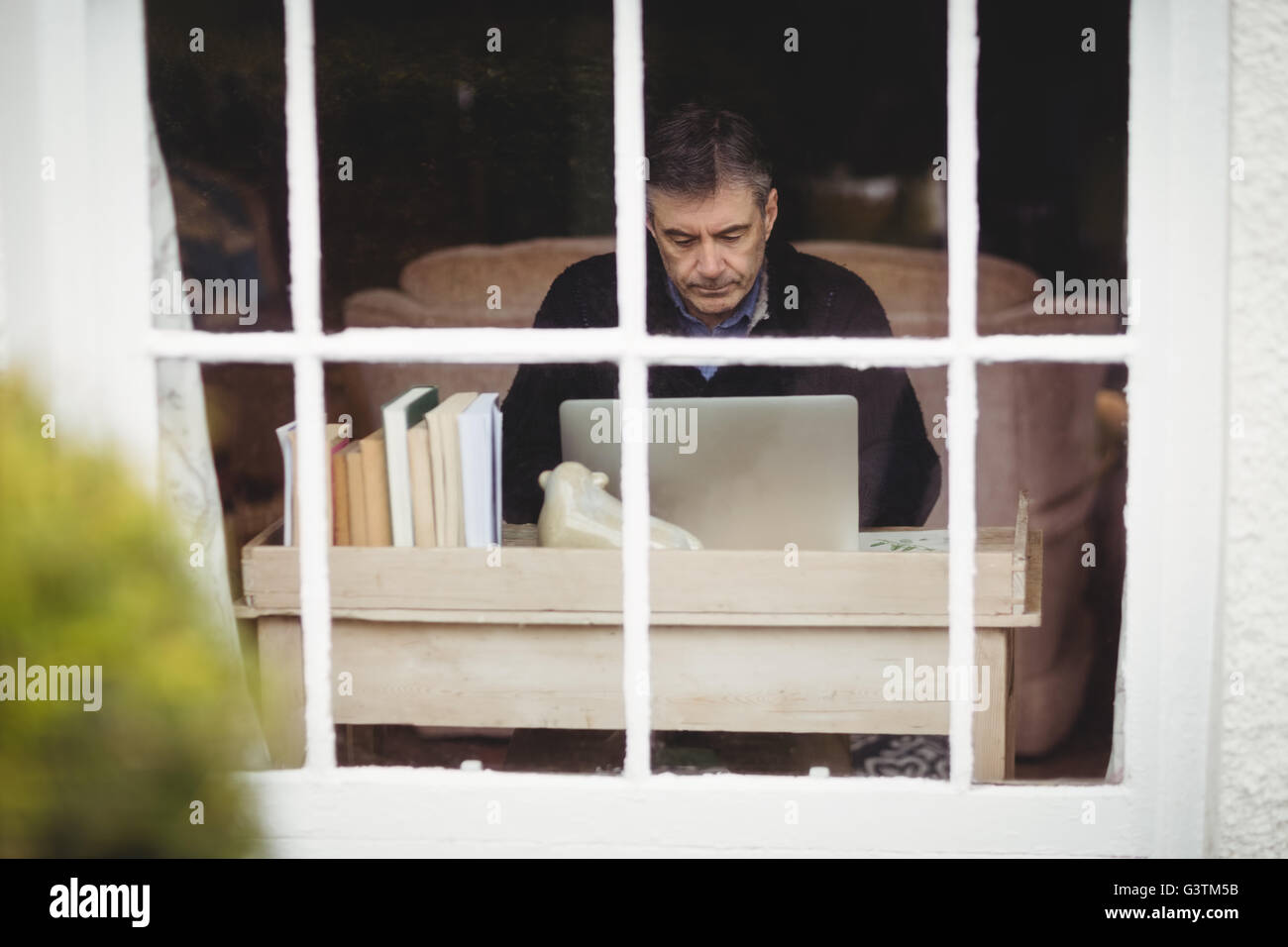 Man facing window hi-res stock photography and images - Alamy