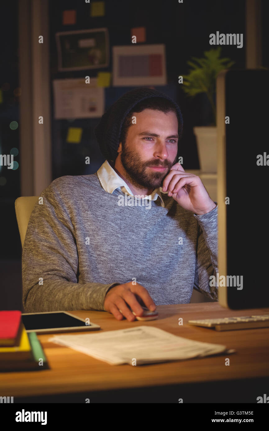 Man desk office sheets computer hi-res stock photography and images - Alamy